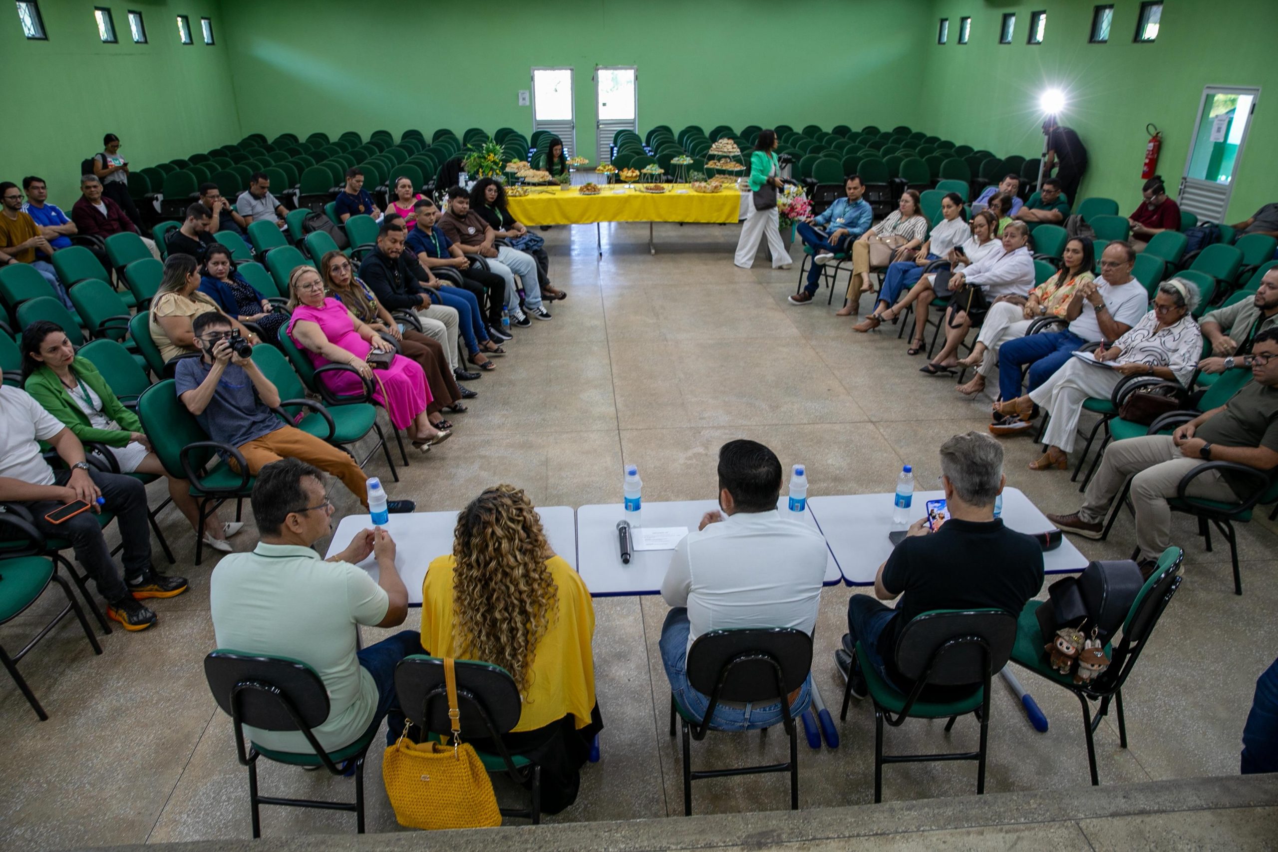 Em Parintins, reitor acompanha implantação de inédito mestrado em rede ...